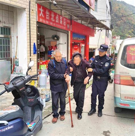六旬老人不慎摔倒在公厕 警民合力暖心救助凤凰网湖北凤凰网