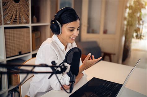 그녀의 라디오 채널에서 몇 가지 주제에 대해 이야기하는 여성 팟 캐스트 작성자 사람들에 대한 스톡 사진 및 기타 이미지 사람들 스튜디오 팟캐스팅 Istock