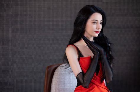 迪丽热巴一袭吊带红裙让人惊艳 捂嘴甜笑宛若少女 搜狐大视野 搜狐新闻