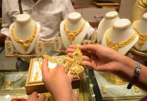 Gold Price Today लगातार जारी है सोने के भाव में गिरावट चेक करें आज