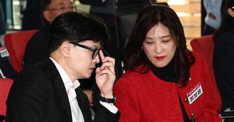 최보윤 중앙장애인위원장과 대화하는 한동훈 대표