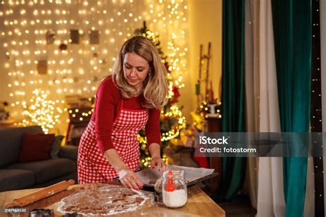 축제 분위기가 물씬 풍기는 따뜻한 부엌 환경에서 휴일 쿠키를 준비하는 여자 45 49세에 대한 스톡 사진 및 기타 이미지 45 49세 가정 생활 가정 주방 Istock