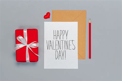 회색 배경에 격리된 손으로 쓴 성 발렌타인 데이 인사와 사랑 고백이 있는 공예 종이 봉투와 흰색 카드의 평평한 평신도 구성 0명에 대한 스톡 사진 및 기타 이미지 Istock