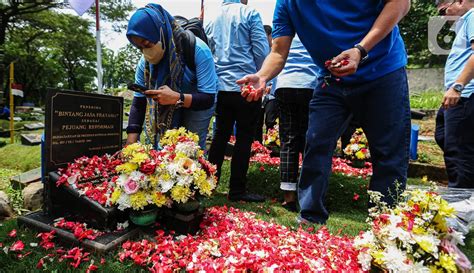 Ziarah Makam Pejuang Reformasi Peringati Tragedi 12 Mei 1998 Foto