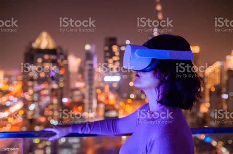バルコニーにvrヘッドセットを装着した女性の側面図 1人のストックフォトや画像を多数ご用意 1人 30代の女性一人 35 39歳