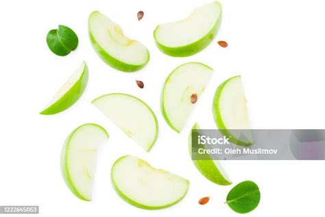 흰색 배경에 고립 된 녹색 잎과 녹색 사과의 조각 맨 위 보기 사과에 대한 스톡 사진 및 기타 이미지 사과 녹색 슬라이스