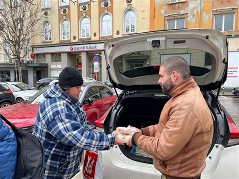 Синът на Нотариуса раздава храна на бездомни СНИМКИ