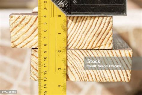 남자는 나무 널빤지를 측정합니다 목수는 목재 보드의 품질을 확인합니다 0명에 대한 스톡 사진 및 기타 이미지 0명