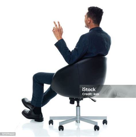 흰색 배경 착용 셔츠 앞에 앉아 아프리카 계 미국인 민족 젊은 남성 사업가 남자에 대한 스톡 사진 및 기타 이미지 남자 후면 아프리카 민족 Istock