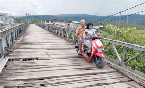 Warga Bertaruh Nyawa Lintasi Jembatan Leupu Geumpang