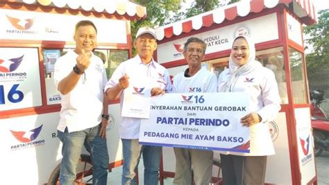 Bagikan Gerobak Bacaleg Partai Perindo Vivi Jayabaya Ajak Warga