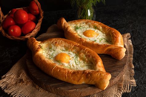 아자리아의 카차푸리 치즈와 달걀로 파이를 엽니다 그루지야 요리 달걀에 대한 스톡 사진 및 기타 이미지 달걀 러시아 미식가