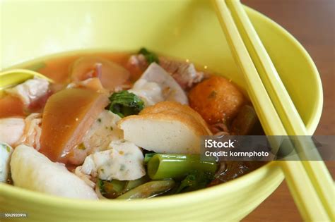 맛 있는 엔 따 Fo 해산물 수프 국수와 함께 또는 분홍색과 빨간색 노란색 그릇에 야채와 피쉬 볼 수프 노래 Kueng