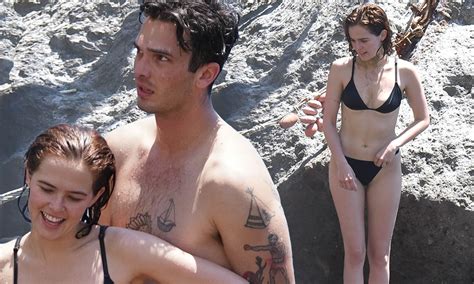 Zoey Deutch Body