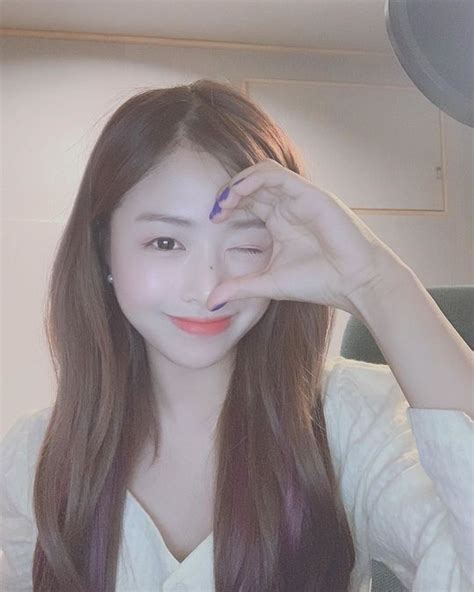 에이프릴 김채원 물오른 미모 근황 반쪽 하트 셀카 Sns★컷