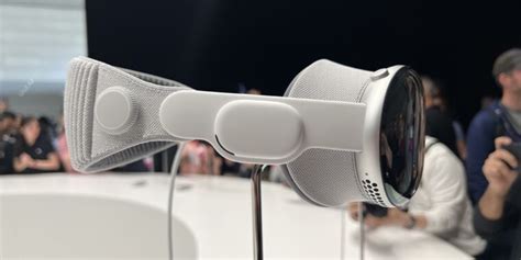 apple releases visionos sdk to developers and details testing process