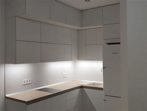 Встроенная белая матовая кухня без ручек на заказ. Фуринитура Blum. ЖК ...