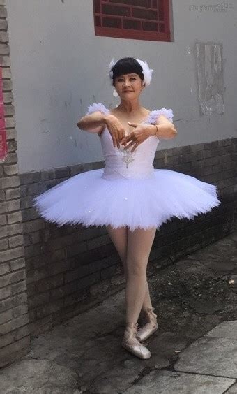 梁丹妮在巷子里跳芭蕾舞露白丝袜腿（47） 图片 名腿网