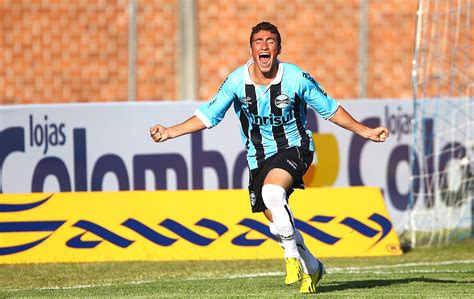 Fortaleza contrata atacante Paulinho ex Grêmio para reta final do