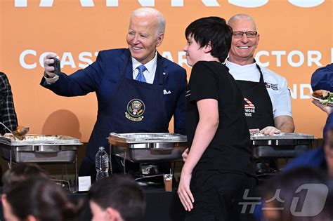 포토 추수감사절 배식 봉사 하며 셀카 찍는 바이든 뉴스1