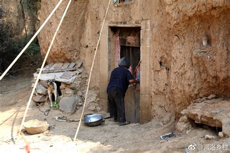 75岁老人步履蹒跚捡柴烧饭住在土窑洞里一人孤独晚年想哭 窑洞 柴火 大娘 新浪新闻