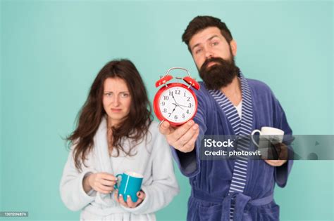 커피 타임 수염과 졸린 여자를 가진 남자는 아침 커피 또는 차를 즐길 수 있습니다 목욕 옷을 입은 남자는 차 커피를 들고 있습니다 아침 식사 개념 매일 아침 커피로