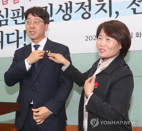 국회의원 배지 만지는 강성희 의원 연합뉴스