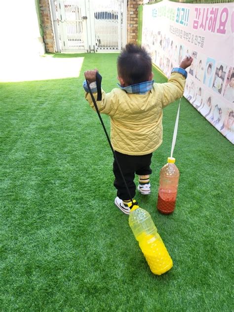 인천해뜨는어린이집 2살만0세 상자안에 놀잇감을 담아요 다양한 깡통그림위에 끼적여요 과자상자그림이 있는 블록으로