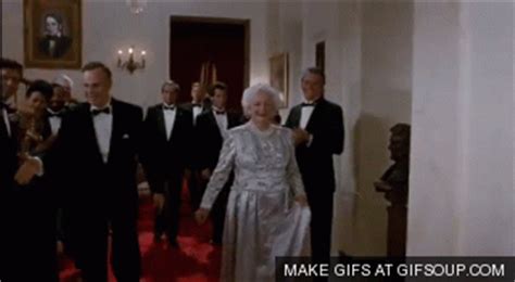 Relive Some Of Leslie Nielsen S Funniest Scenes 17 Gifs