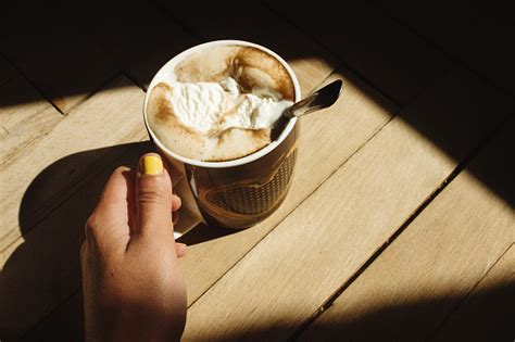 맛 있는 향기로운 양조 손 마음와 나무의 배경에 아침에 햇빛 갈색 컵에 커피 아이스크림에 휘 핑 갈색에 대한 스톡 사진 및 기타