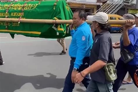 Ada Bupati Ikut Gotong Keranda Jenazah Salah Satu Warganya Di Jalan