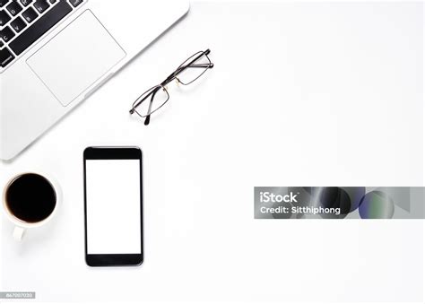 상위 뷰 노트북과 현대 직장 및 스마트 폰 파스텔 노란색 배경에 배치와 커피 그래픽에 사용 하기 위해 적합 한 공간을 복사 합니다 노트북에 대한 스톡 사진 및 기타 이미지