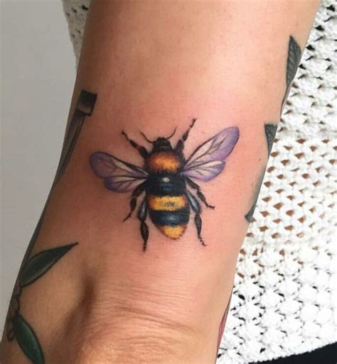 44 Best Realistic Honey Bee Tattoos Images On Pinterest Honey Bee
