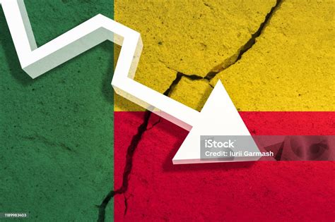 화살이 아래로 떨어지는 금이 간 벽에 베냉 깃발 나라에서 감소의 개념 3d 일러스트레이션 0명에 대한 스톡 사진 및 기타 이미지 Istock