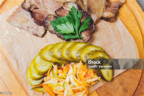 햇볕에 말린 토마토를 곁들인 로스트 비프 샐러드를 곁들인 음식 구성 회색 배경에 흰색 접시에 아루굴라 토마토와 오이 맨 위 보기