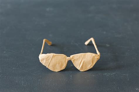 소박한 베이지색 공예 종이로 감싼 새로운 안경 블랙 프라이데이 쇼핑 컨셉입니다 선글라스에 대한 스톡 사진 및 기타 이미지 선글라스 종이 포장된 Istock