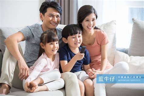 快乐的年轻家庭看电视 蓝牛仔影像 中国原创广告影像素材