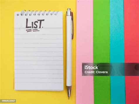 Buku Harian Dan Pena Notepad Spiral Diisolasi Pada Latar Belakang
