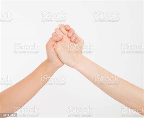 두 손이 분리되었습니다 친구에게 도움 공간을 복사합니다 무기의 구조 또는 도움 제스처 추상적 대결 2명에 대한 스톡 사진 및