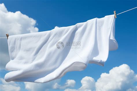 晾衣绳上的白色T恤高清图片下载 正版图片600654733 摄图网