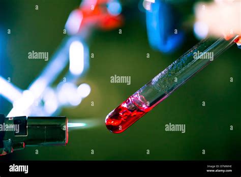 Chemie Experiment Reaktionstest Fotos Und Bildmaterial In Hoher Auflösung Alamy