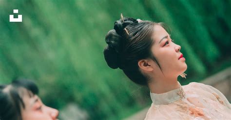 Foto Mujer Con Vestido Floral Blanco Imagen Ropa Gratis En Unsplash