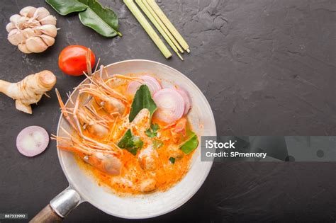 톰 얌 쿵 또는 톰 얌 쿵은 새우 요리 일반적으로 라오스와 태국 수프에 뜨겁고 신 Famouse 음식의 종류 톰 얌 라오스와
