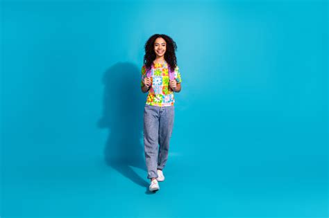 사랑 스럽다 사랑스러운 소녀 옷 꽃 프린트 티셔츠 배낭 걷기 빈 공간 절연 된 파란색 배경의 전체 길이 사진 18 19세에 대한 스톡 사진 및 기타 이미지 Istock