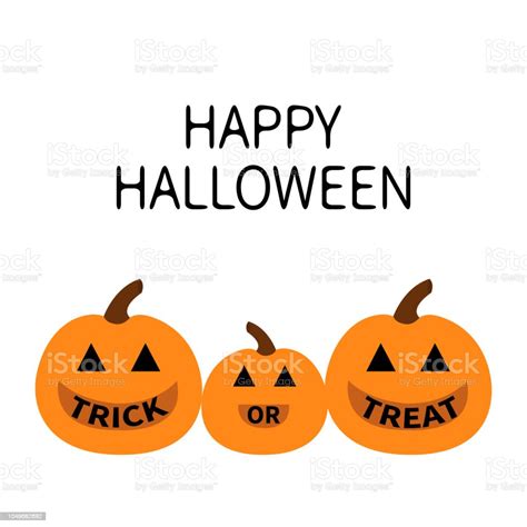 즐거운 할로윈 보내세요 호박 가족입니다 어머니 아버지 아기입니다 간 계 또는 치료 텍스트입니다 재미 있는 소 름 웃는 얼굴 귀여운 만화 캐릭터입니다 인사말 카드입니다 흰색