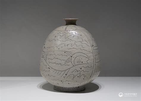 국립중앙박물관 전시연장 물고기가 첨벙 어문魚文 분청사기 조선의 분청사기에는 여러 가지 무늬가