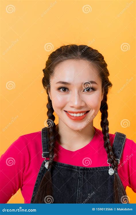 Sur Fond Jaune Les Diverses Expressions De La Jeune Fille Asiatique