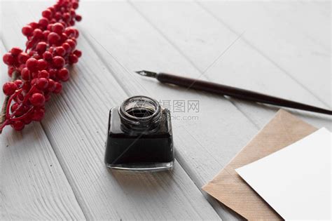 白色木桌上的一套老式蘸笔墨水瓶带信封和红高清图片下载 正版图片502822066 摄图网