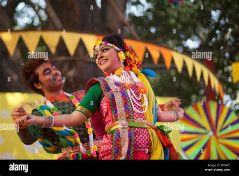 Dhaka Bangladesh 13th Feb 2016 Bangladeshi Girl Perform A Stock