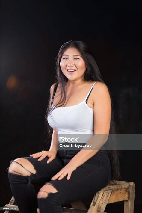 검은 머리와 어두운 배경에서 흰색 티셔츠에 쾌활 한 성격으로 아름 다운 매력적인 모델 T 셔츠에 대한 스톡 사진 및 기타 이미지 T 셔츠 갈색 머리 긍정적인 감정